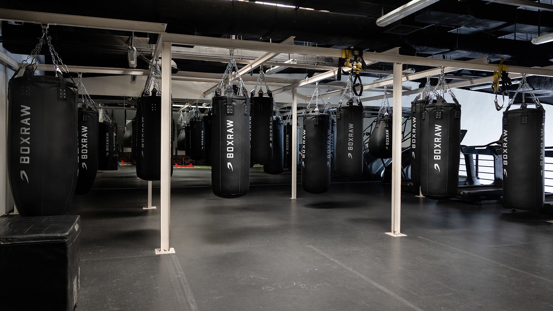 Uppercut Punch Bag - Black/45kg | BOXRAW